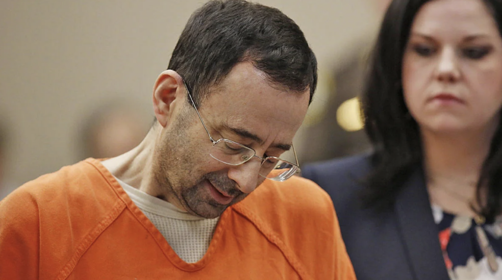 Larry Nassar fue apuñalado diez veces en la cárcel - La Prensa de Houston