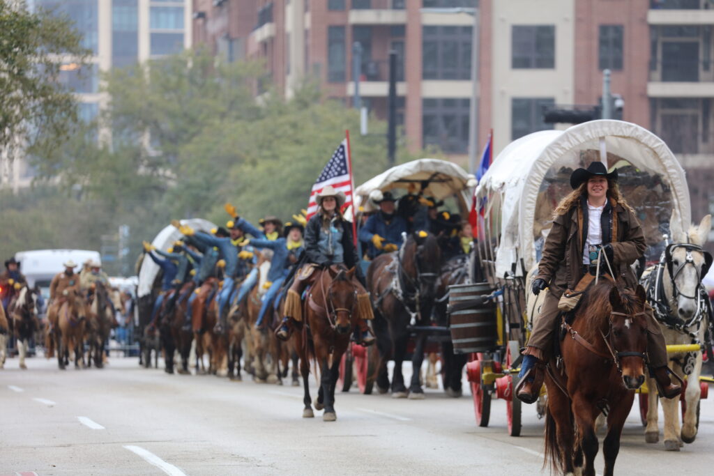 El desfile del Rodeo de Houston llena de vaqueros el centro de la ...