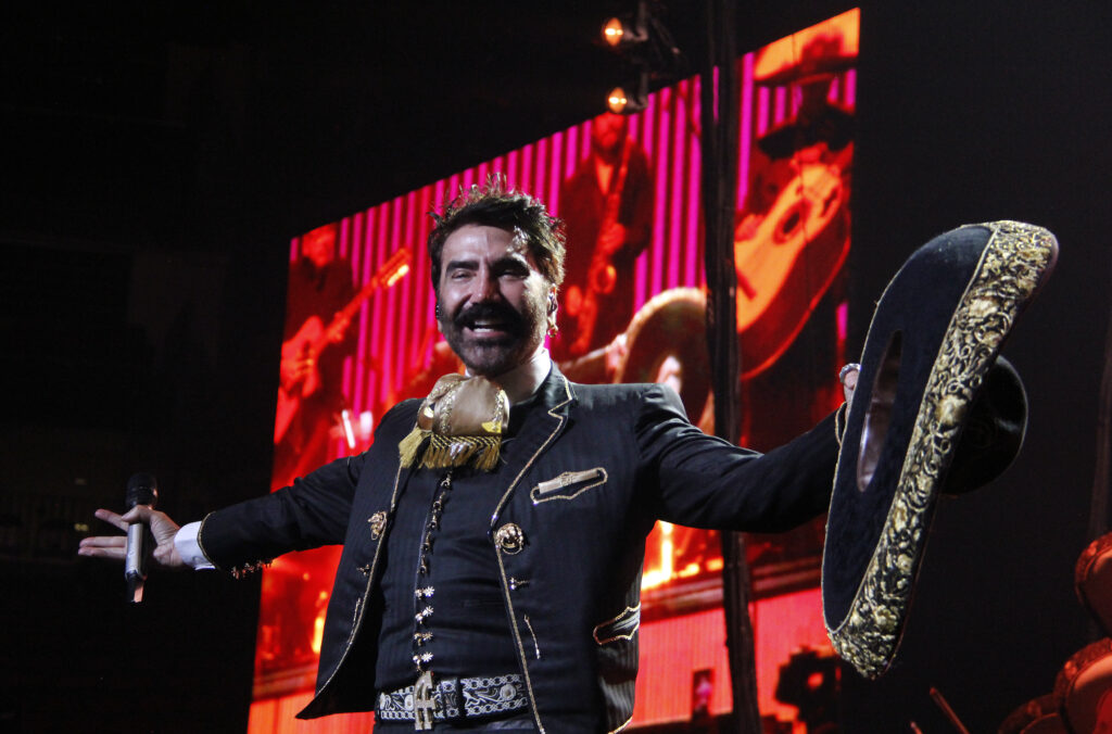 Alejandro Fernández homenajea a su padre y deleita al público de ...