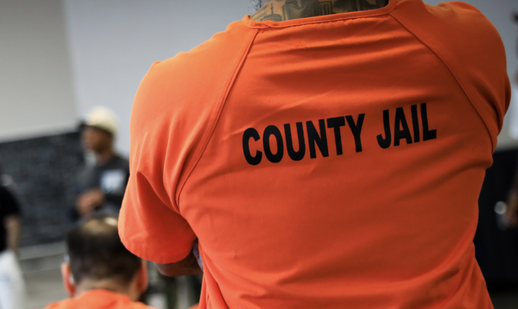 Investigan la muerte de un hombre al salir de la cárcel del condado ...